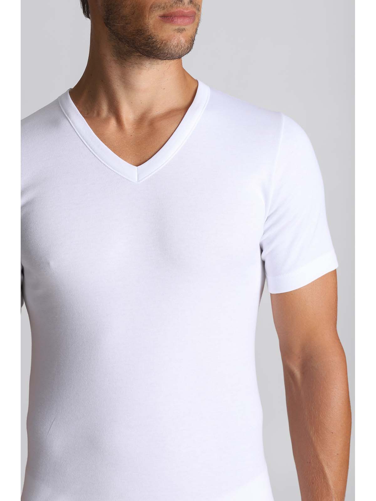 V-neck t-shirt in pure cotton interlock